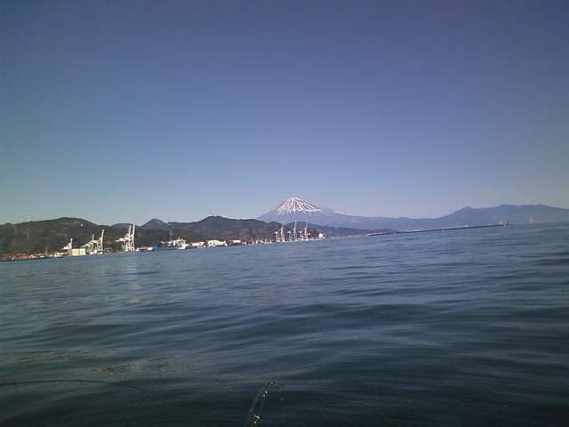 早めに撤収して新しいスパンカー取り付け作業ですわ。マストステップに挿してあった接ぎ木が抜けなくて大変！ドックの工場で万力借りてコンコンコンコン。